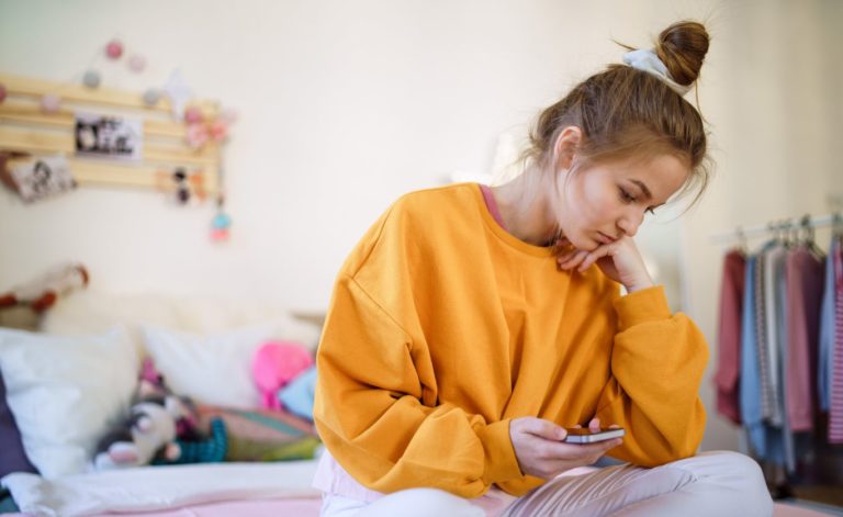 8 Ways To Deal With FOMO - The Halcyon Movement